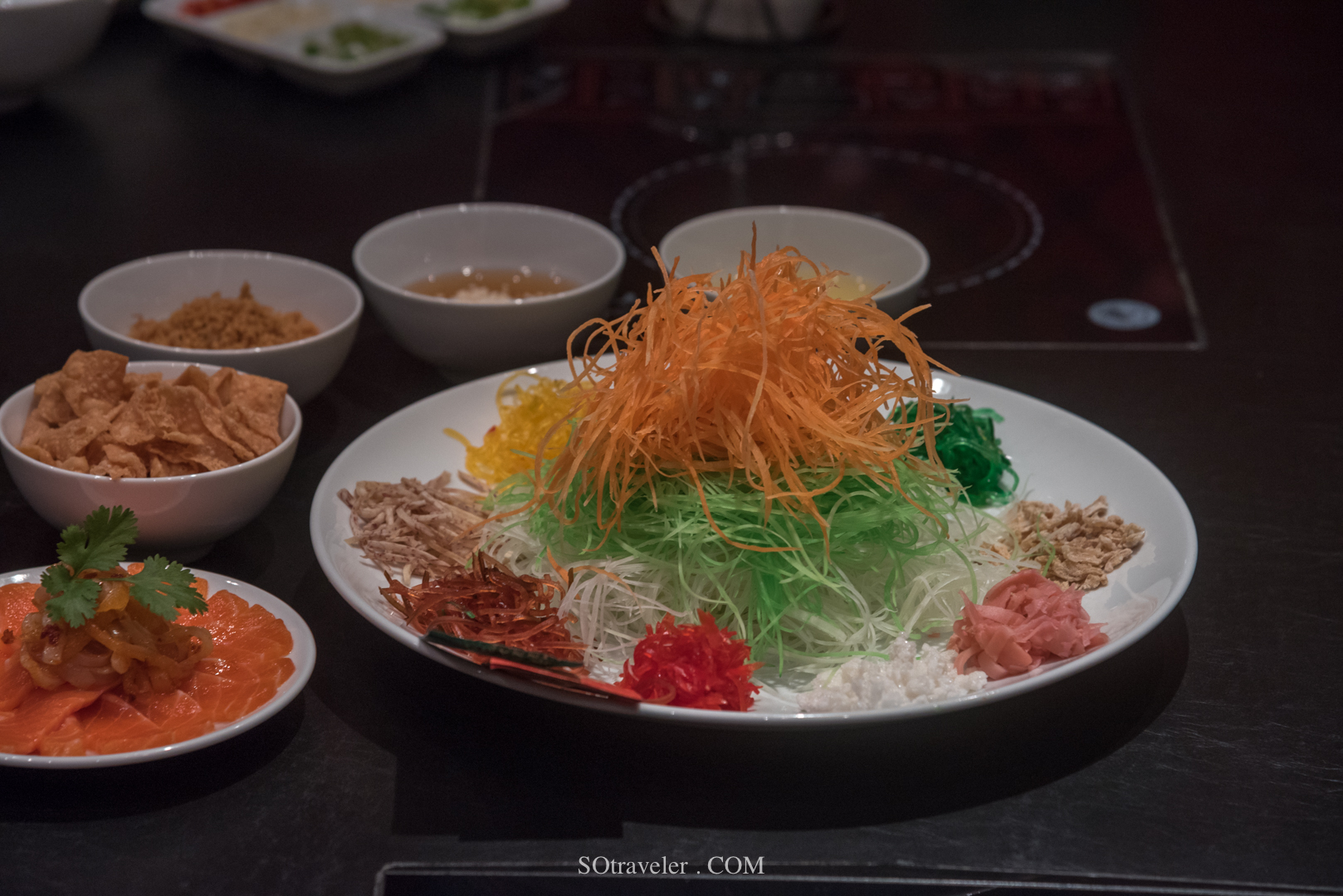 'หยี่ซัง' (Yusheng) อาหารมงคลประจำเทศกาลตรุษจีนที่กินแล้วจะมีสุขตลอดปี